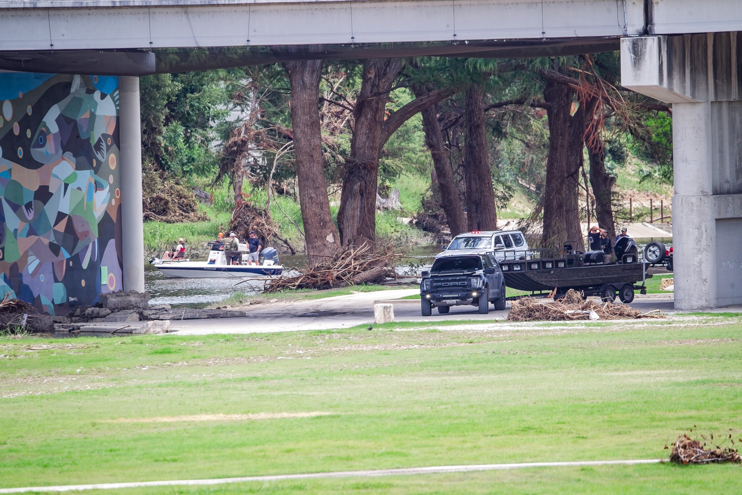 Dive teams enter the river at Louise Hays Park to search for victims ...